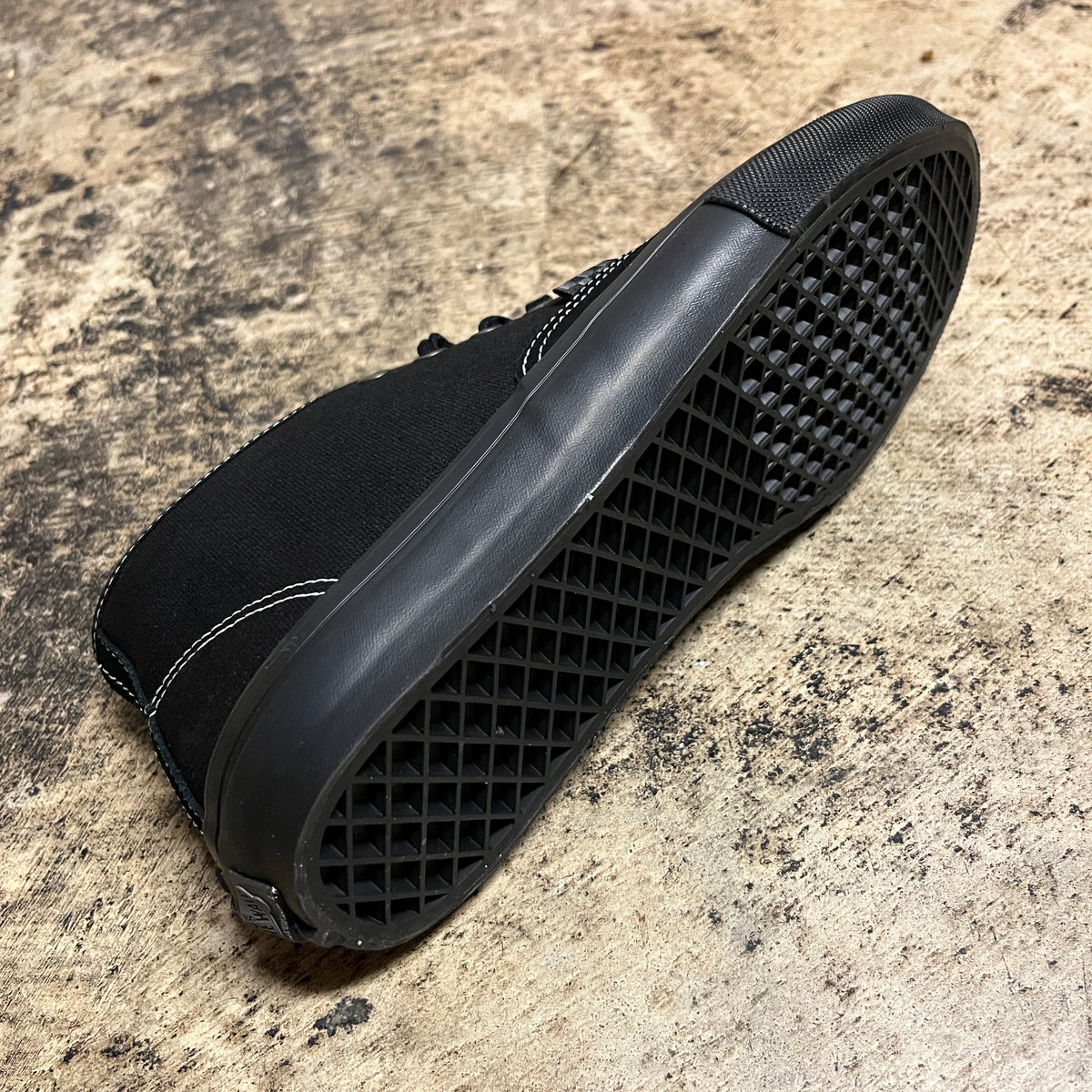 VANS SKATE AUTHENTIC MID (BLACKOUT) – 3rd Lair